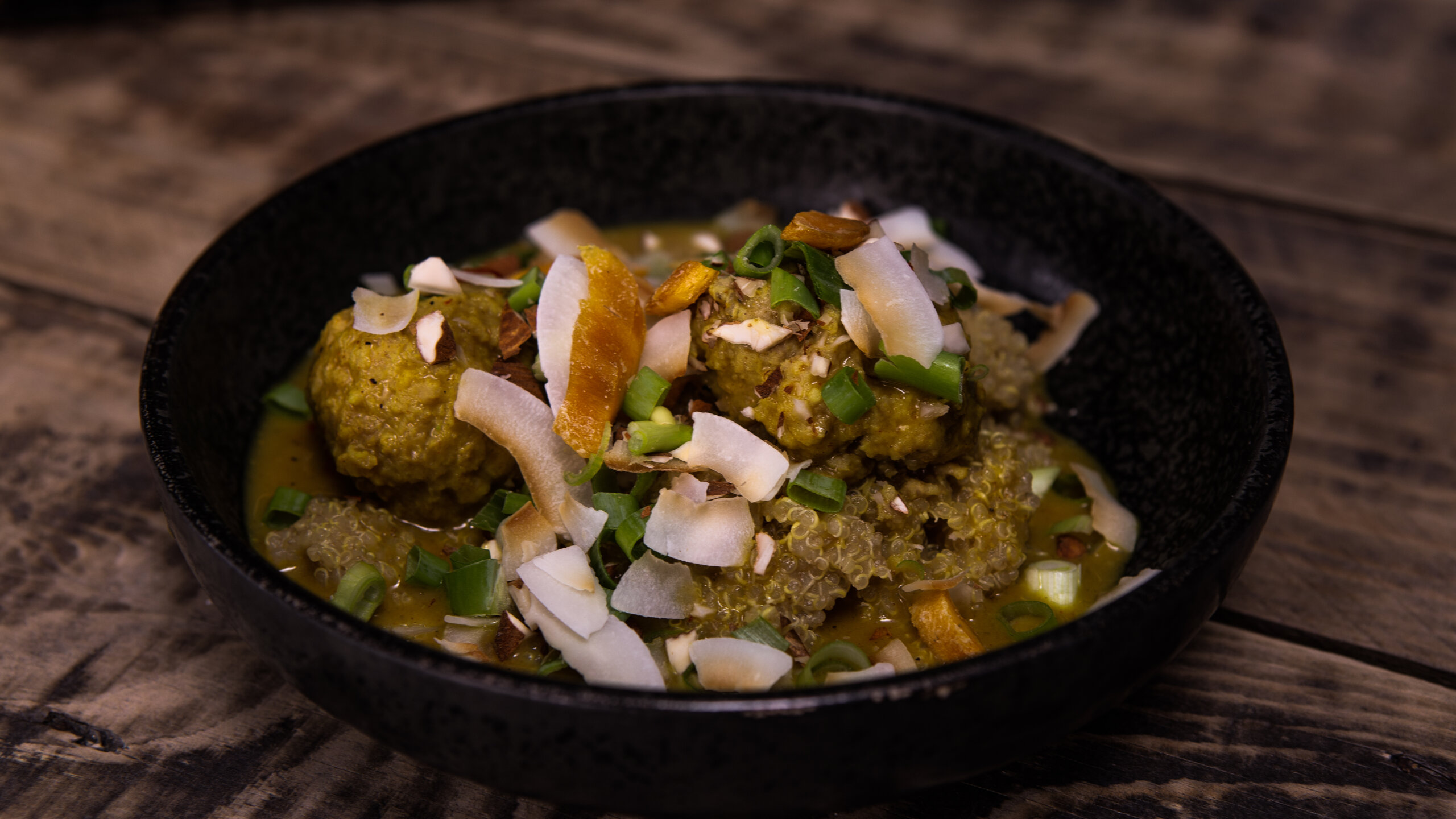 Quinoa med cremet kokossovs, kødboller og topping - Smæk på smagen